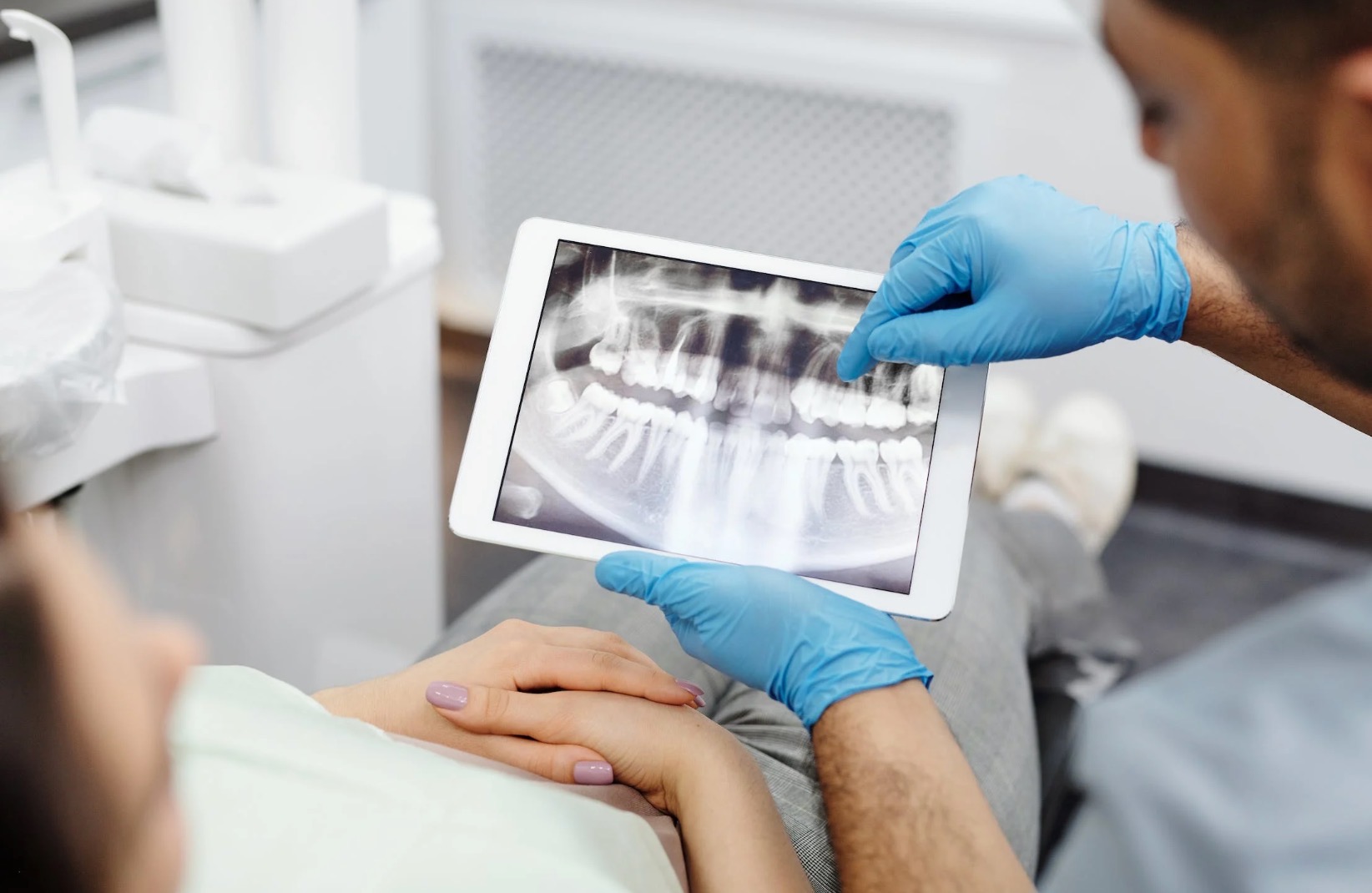 Understanding The Signs Of Dead Teeth